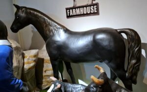 Beeld zwart paard Arabier - Levensechte polyester dierenbeelden