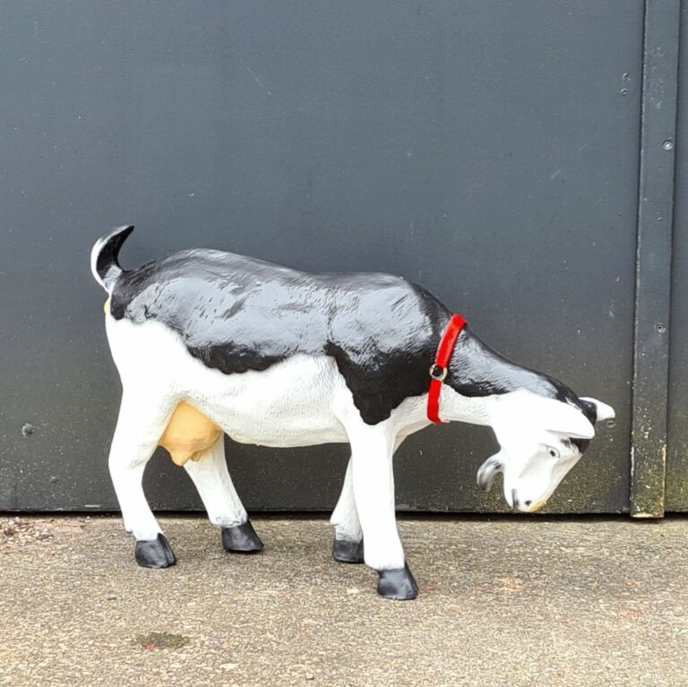 Beeld grazende geit zwart/wit